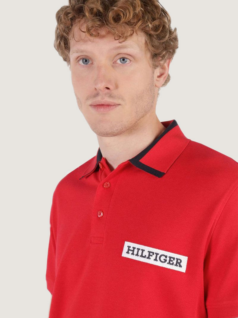 POLO CON LOGO BORDADO DE CORTE REGULAR